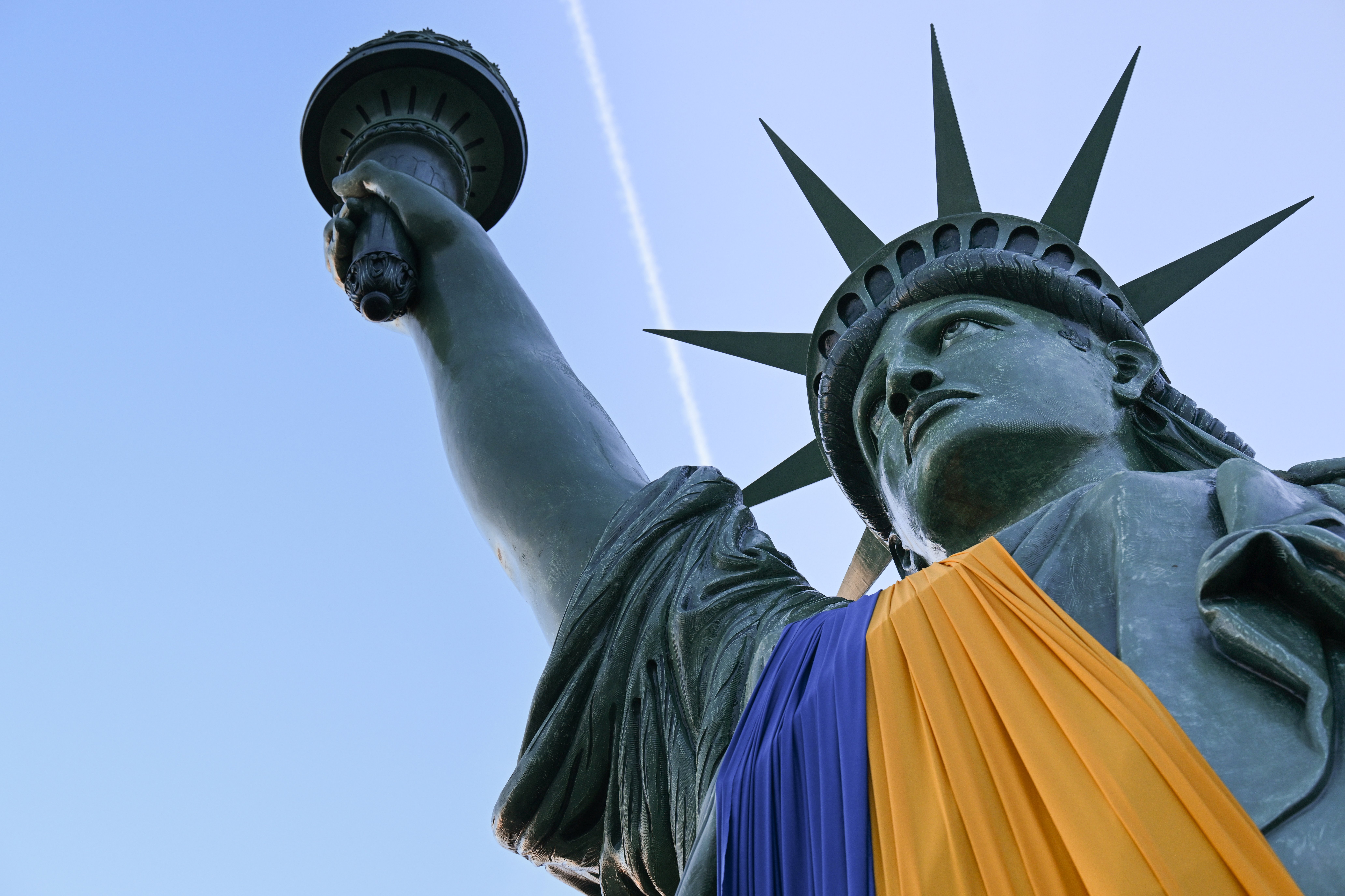 Photo shows Ukrainian flag on French Statue of Liberty replica | Fact Check