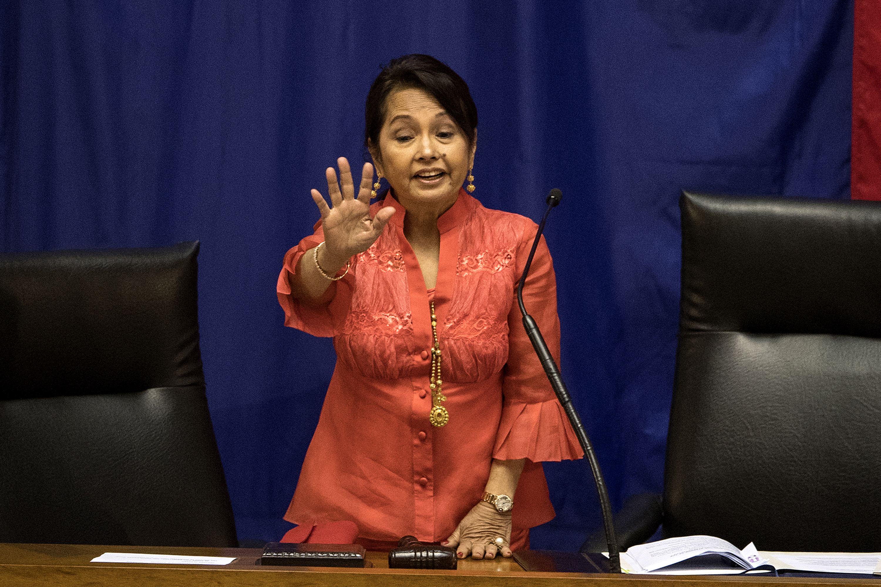 A photo of Gloria Arroyo surfing has been shared in misleading context ...