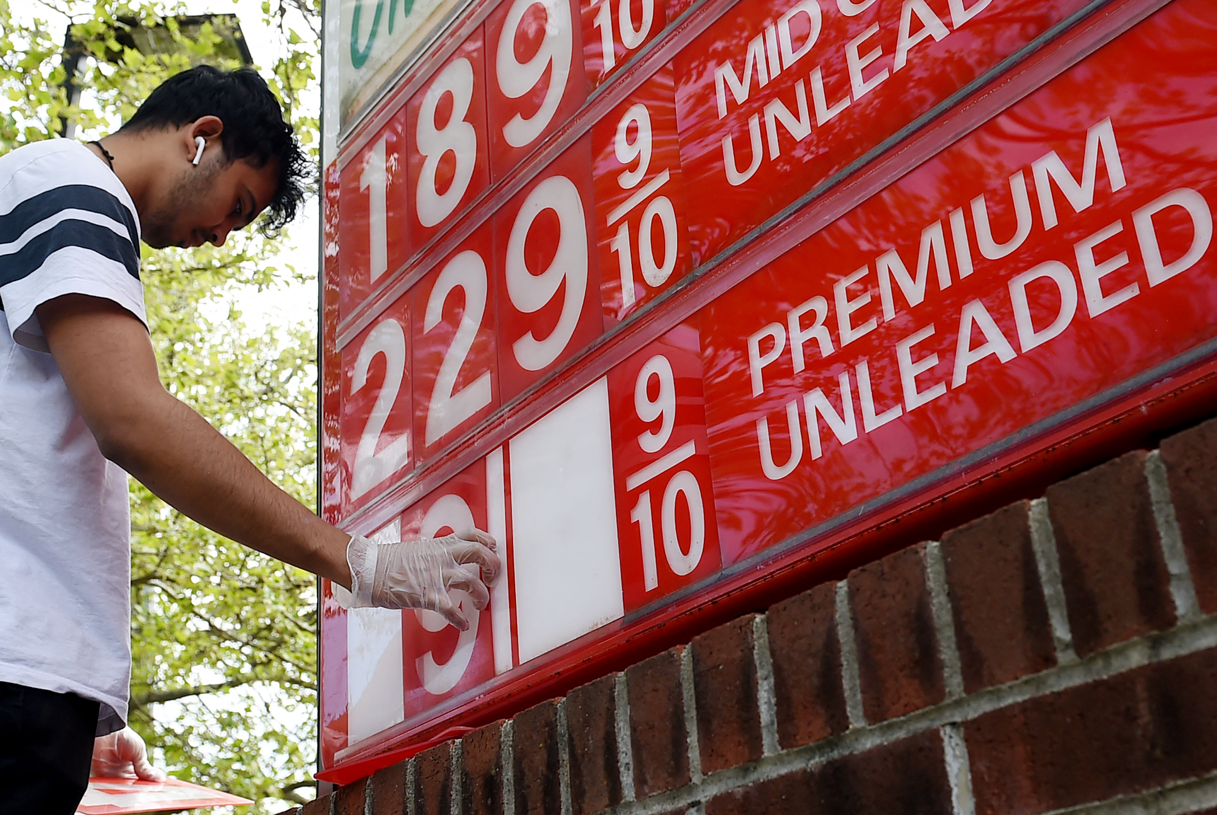Gas station message about high prices not affiliated with ExxonMobil ...