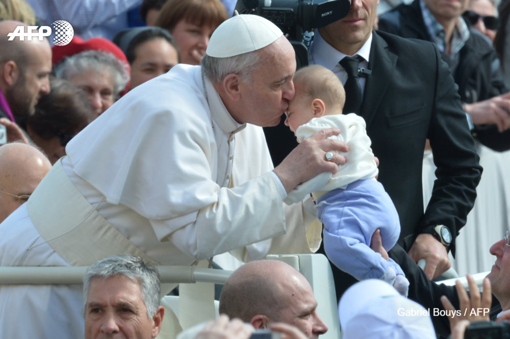 Photo altered to show Pope Francis licking baby | Fact Check