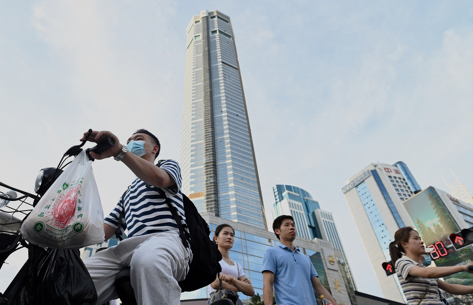 Posts about wobbling Shenzhen skyscraper misuse old video of different ...